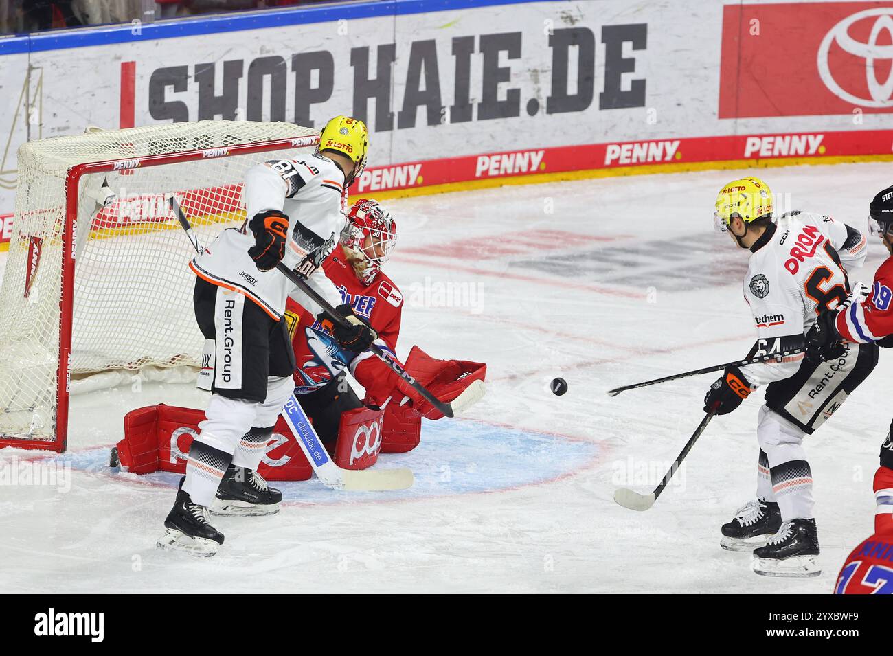 Mirko Pantkowski (Koeln) pariert einen Schuss von Markus Schweiger ...