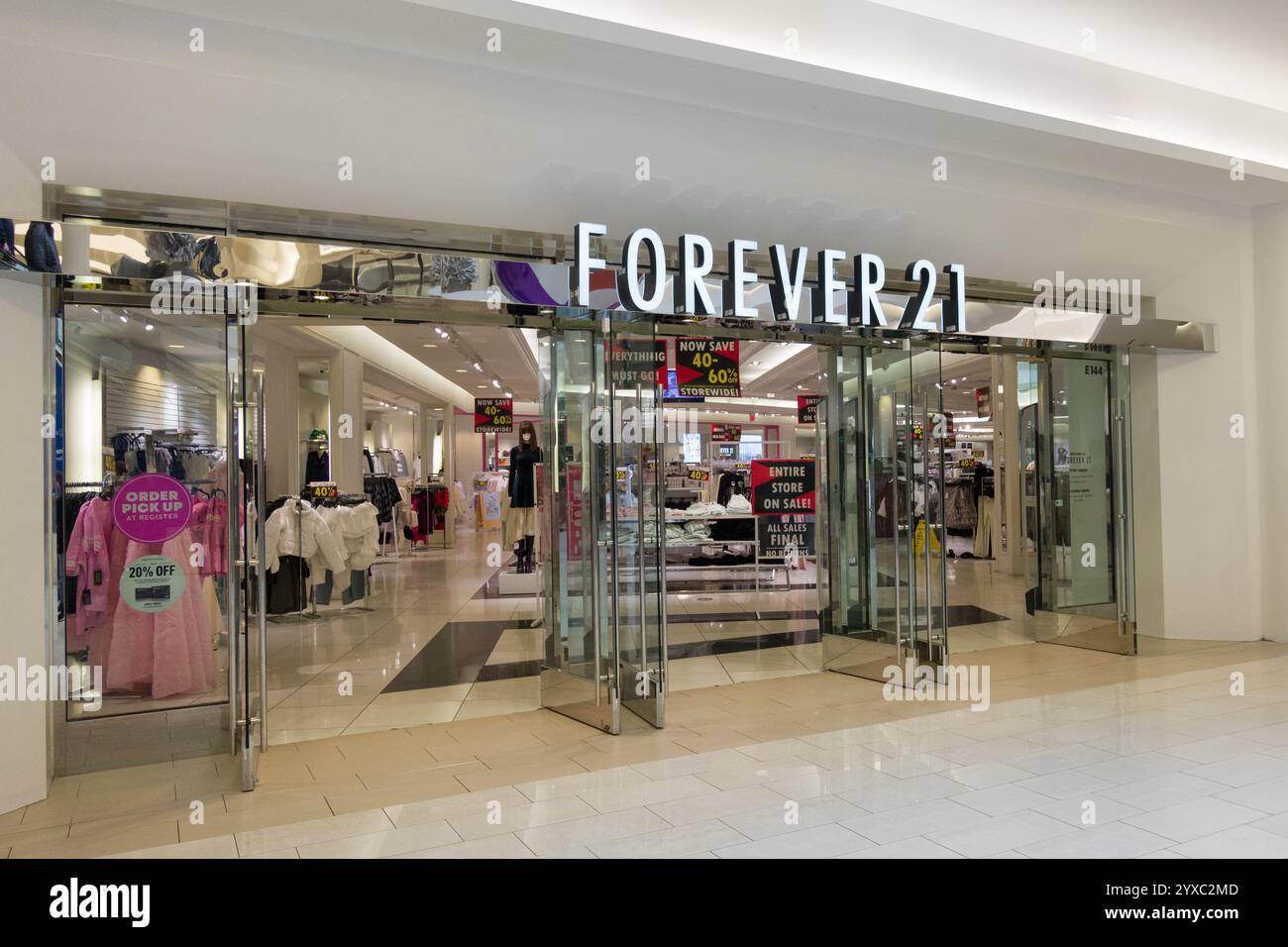 Forever 21 mall hi-res stock photography and images - Alamy