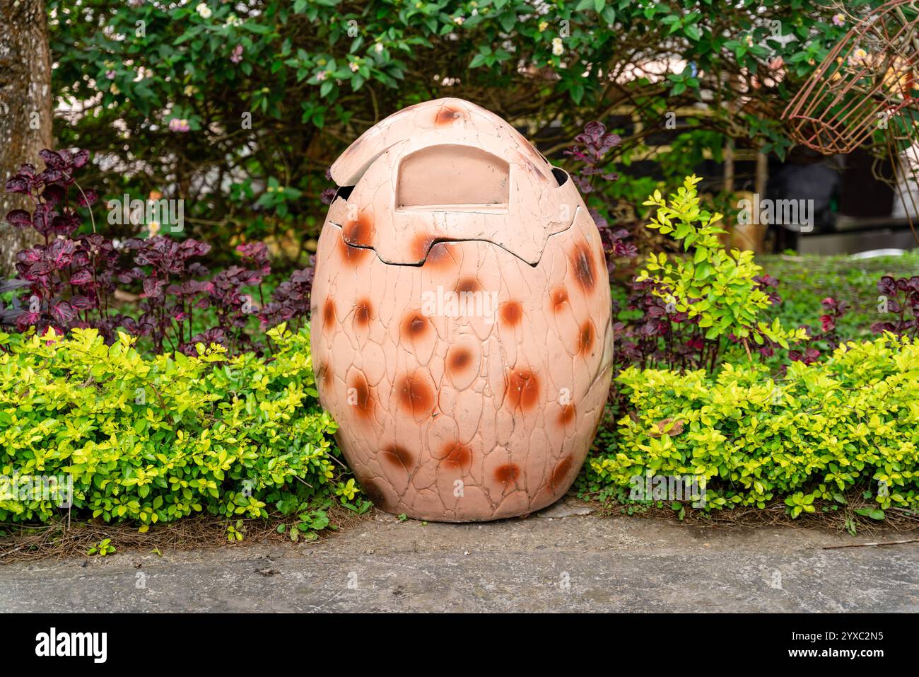 Unique trash hi-res stock photography and images - Alamy