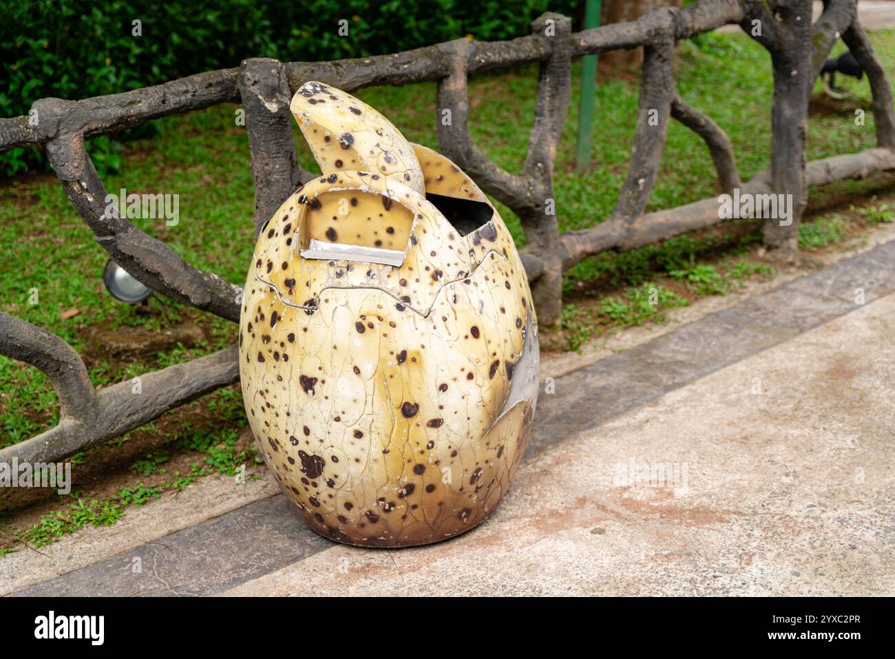 Unique trash can hi-res stock photography and images - Alamy