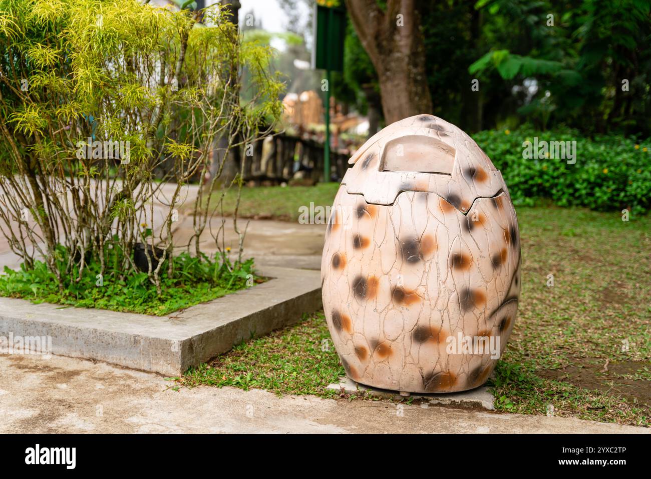 Can shaped recycle bin hi-res stock photography and images - Alamy