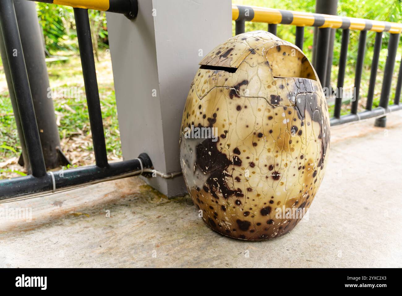 Egg trash can hi-res stock photography and images - Alamy