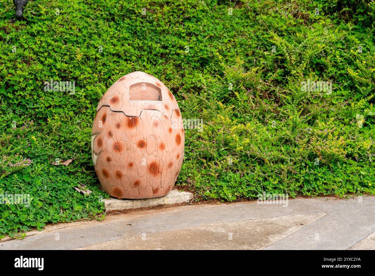Can shaped recycle bin hi-res stock photography and images - Alamy