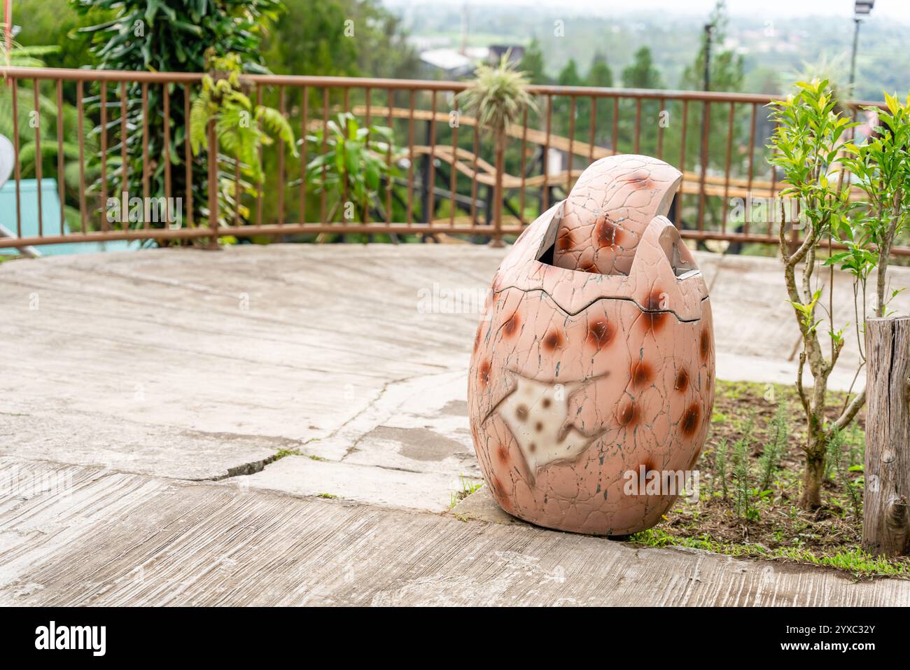 Egg trash can hi-res stock photography and images - Alamy