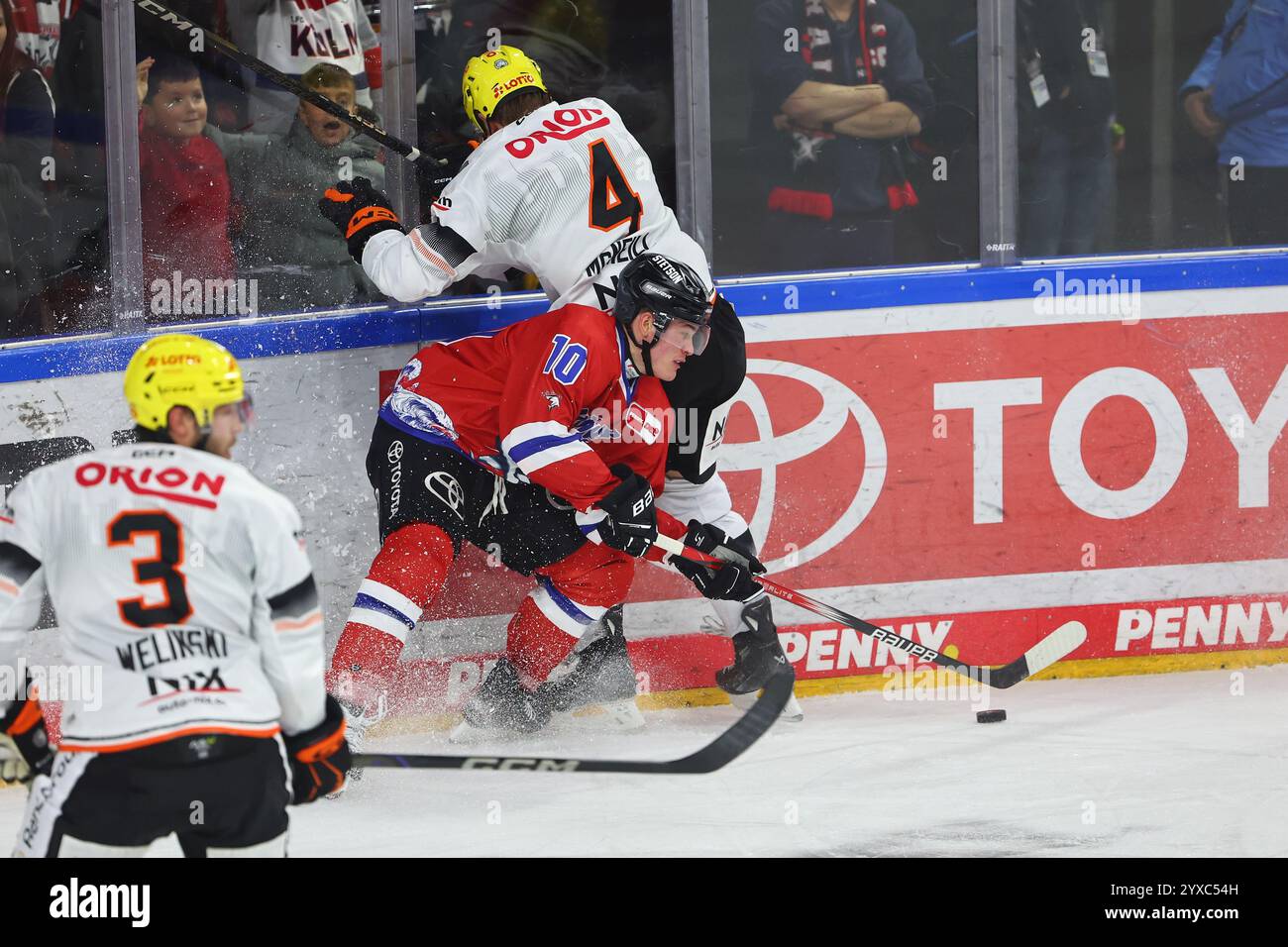 Justin Schuetz (Koeln) im Zweikampf mit Reid McNeill (Frankfurt ...