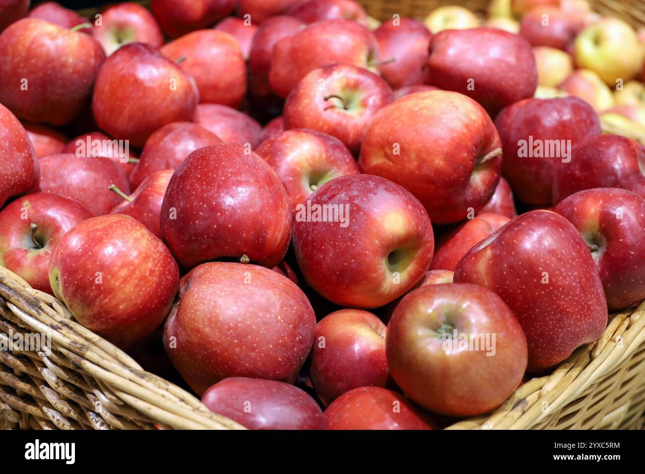 Red apples fruits hi-res stock photography and images - Alamy