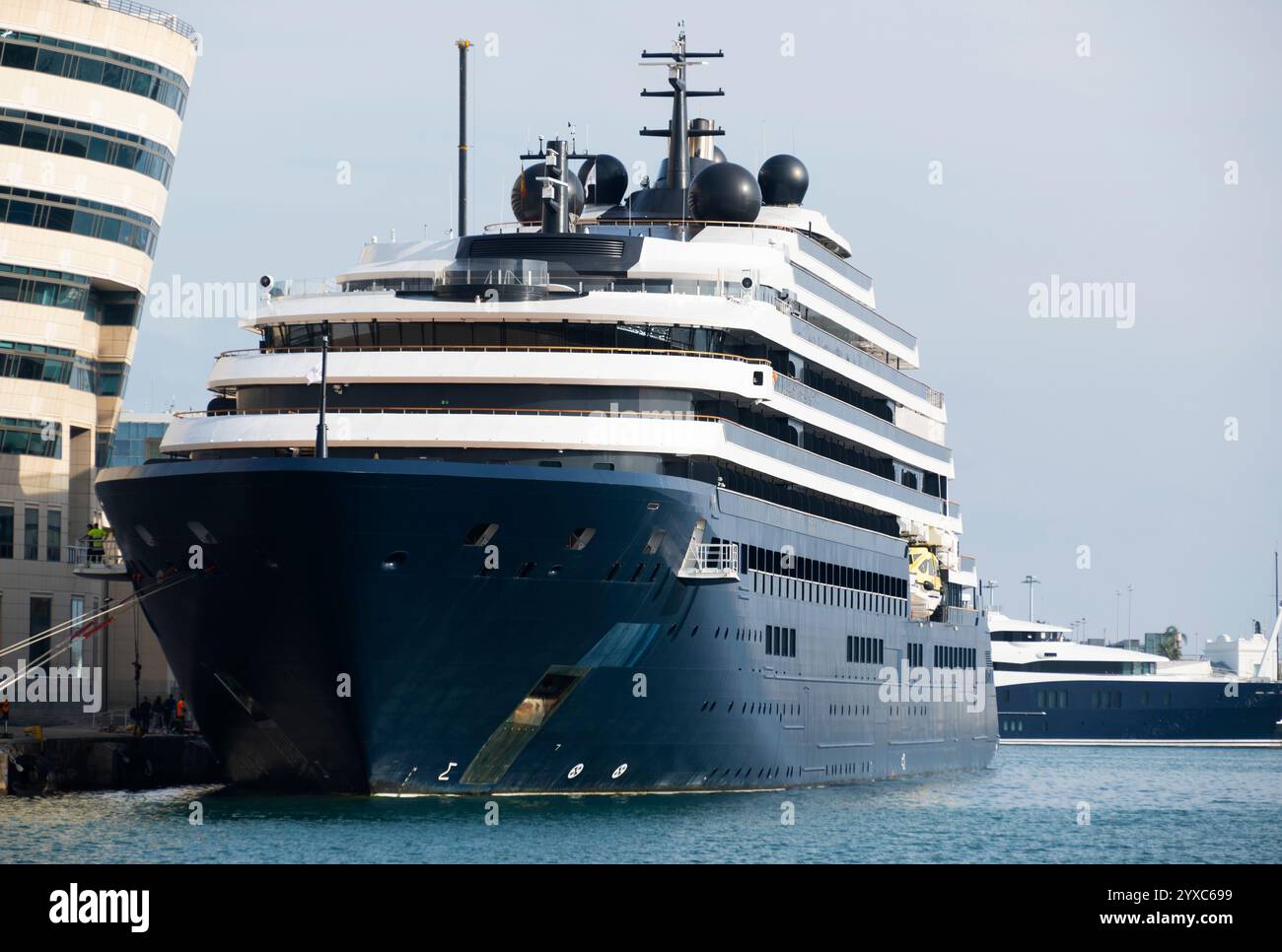 Cruise ship docked next hi-res stock photography and images - Alamy