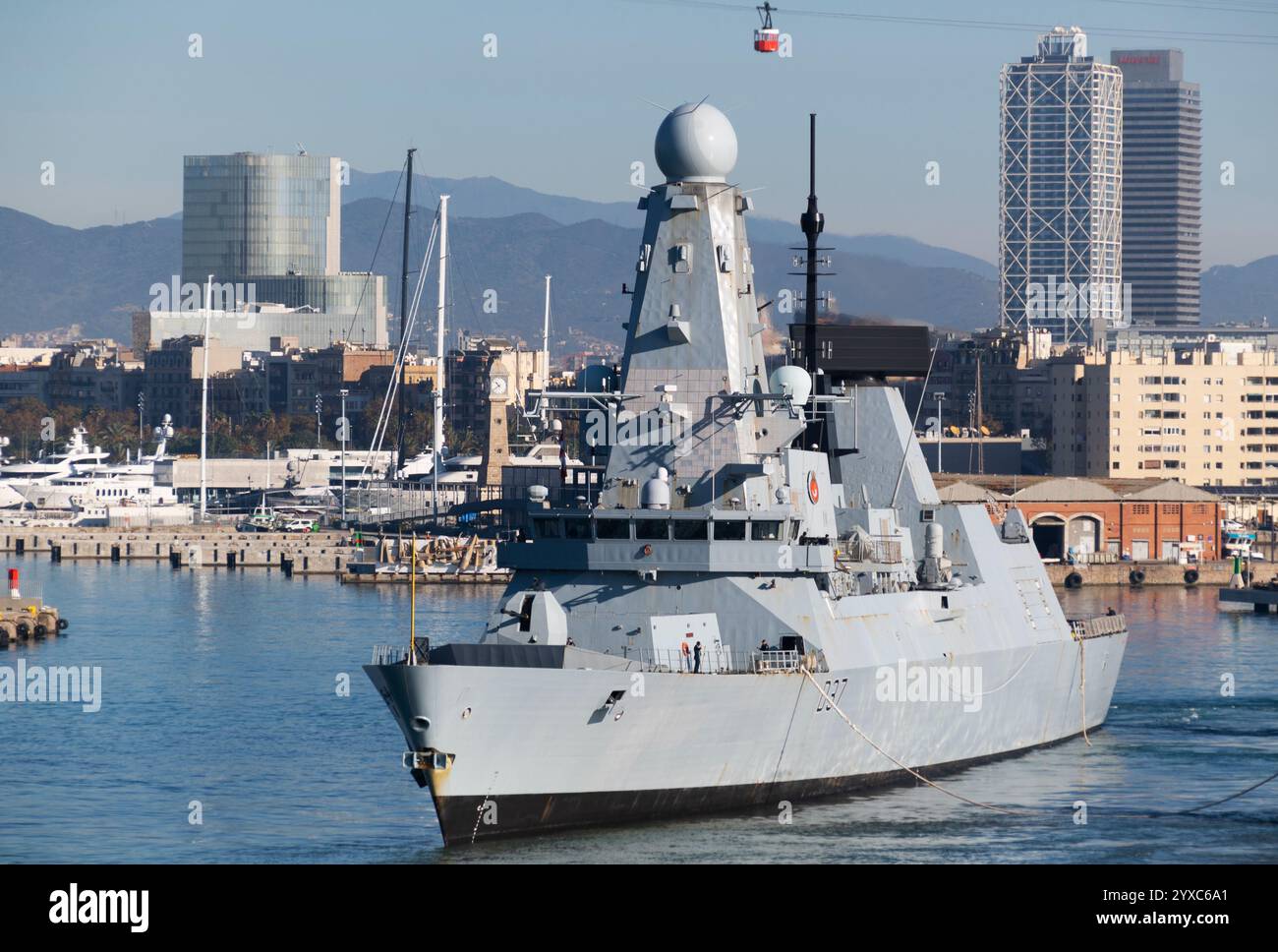 Destroyer HMS Duncan maneuvering in the port of Barcelona Stock Photo ...