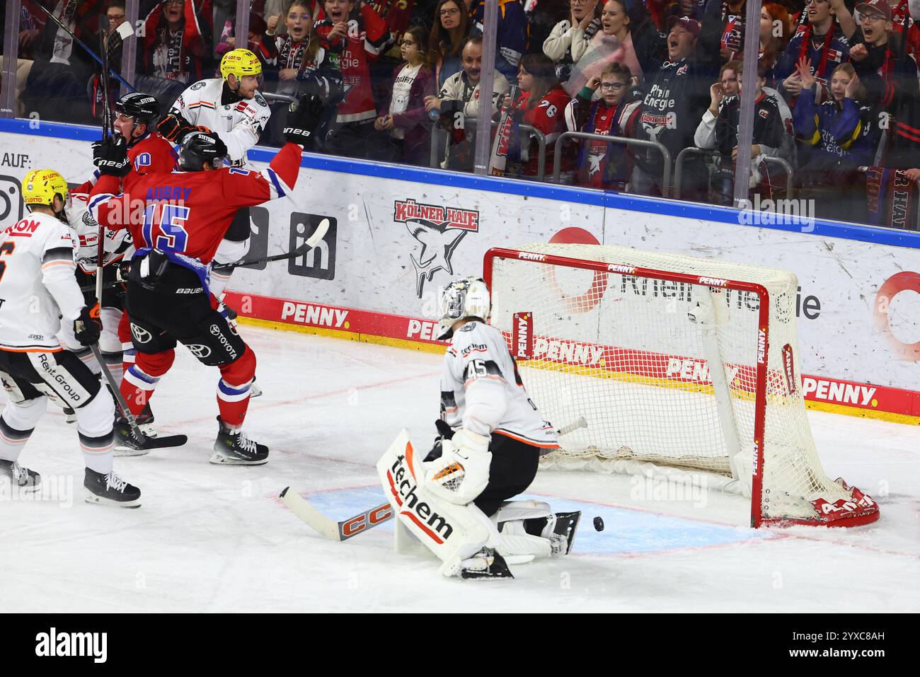 Justin Schuetz (Koeln, links) und Louis-Marc Aubry (Koeln) feiern das ...
