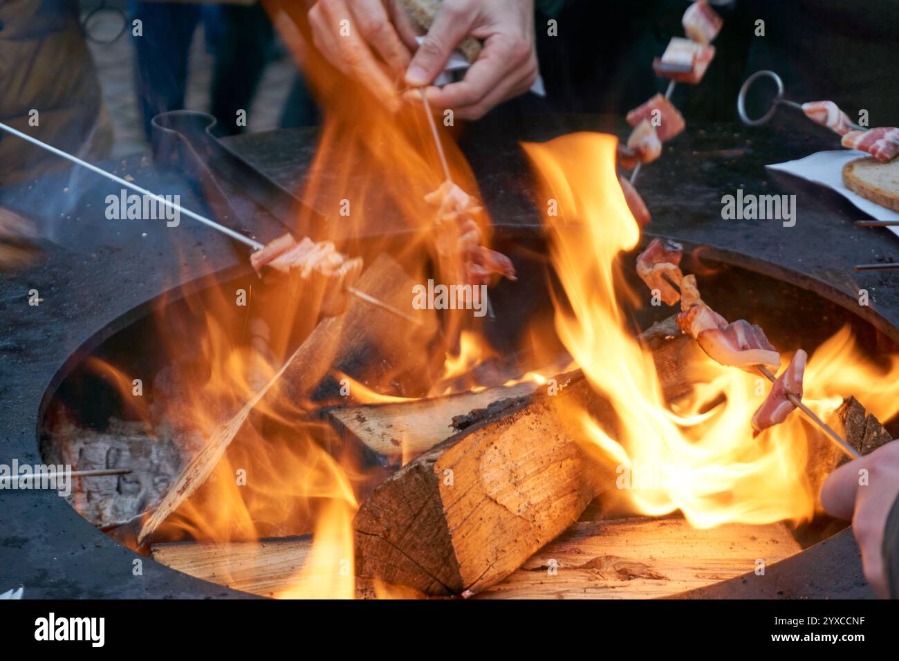 Young people barbecue party hi-res stock photography and images - Alamy