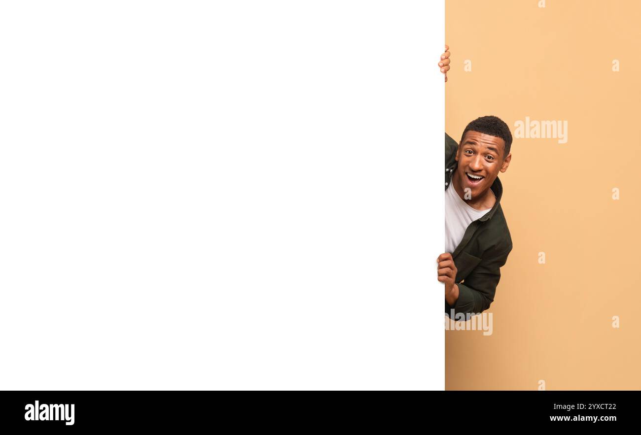 Guy peeking behind a wall hi-res stock photography and images - Alamy