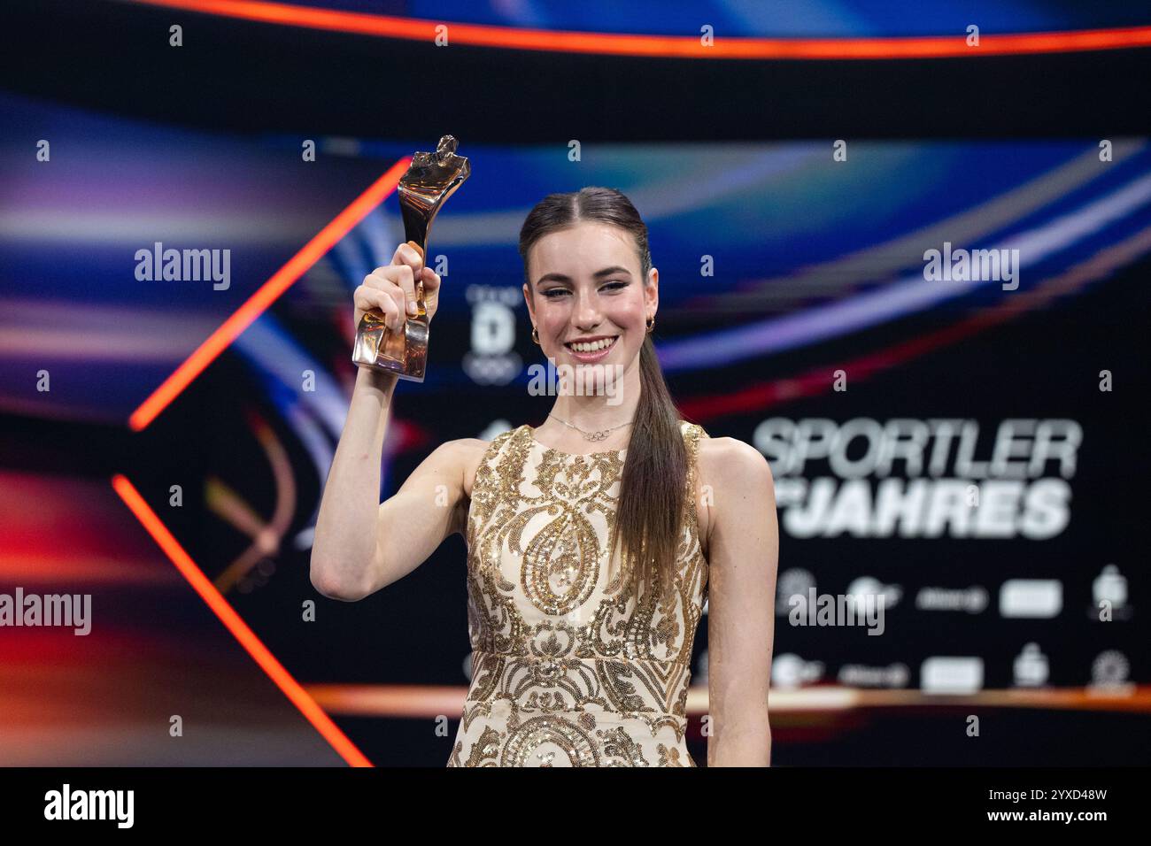 Darja Varfolomeev (Rhythmische Sportgymnastik, Olympiasiegerin Paris 2024) mit dem Preis zum ...