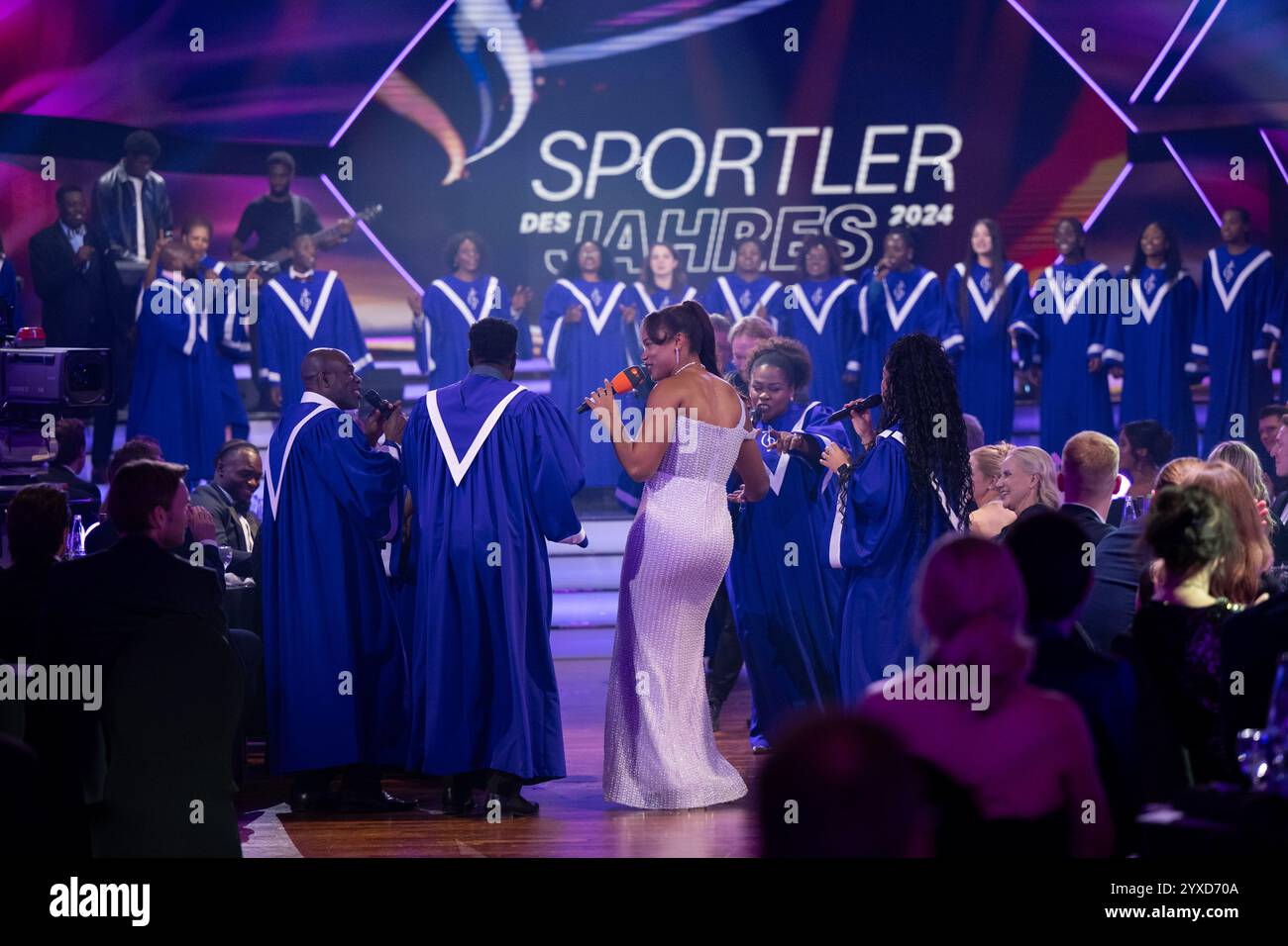 Yemisi Ogunleye (Kugelstoßen, Olympiasiegerin Paris 2024) singt mit ...