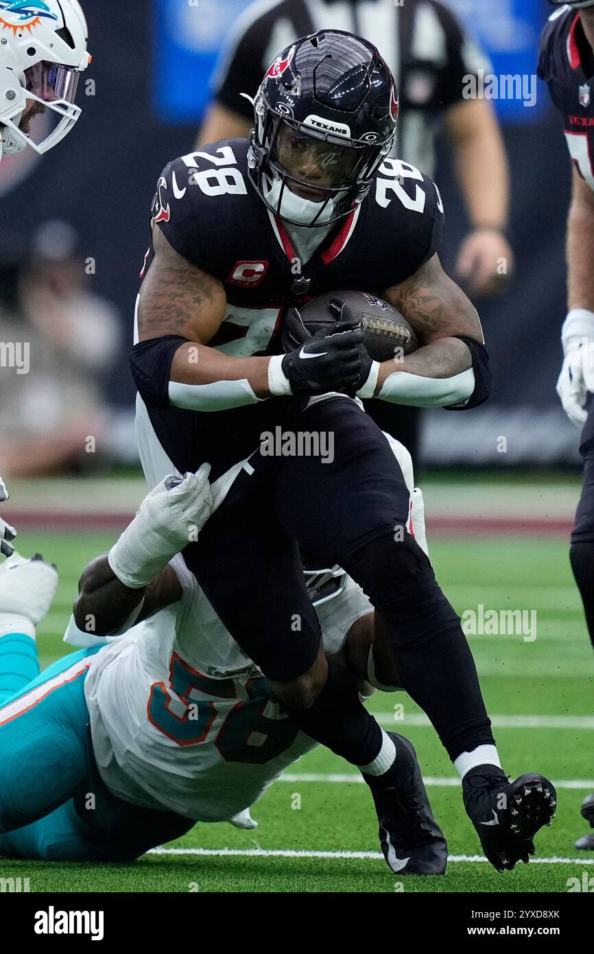 Houston Texans running back Joe Mixon (28) runs for a five yard gain ...