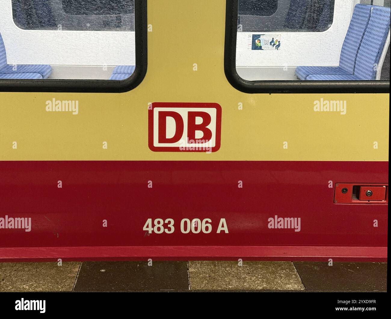 S-Bahn im Bahnhof DB Logo Deutsche Bahn *** S Bahn in station DB Logo ...