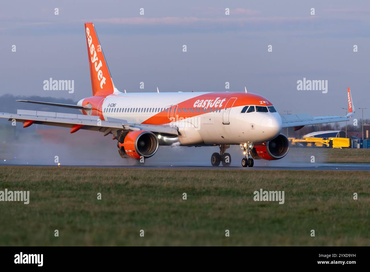 easyJet Airbus A320 registration G-EZWS landing, with reverse thrust on ...