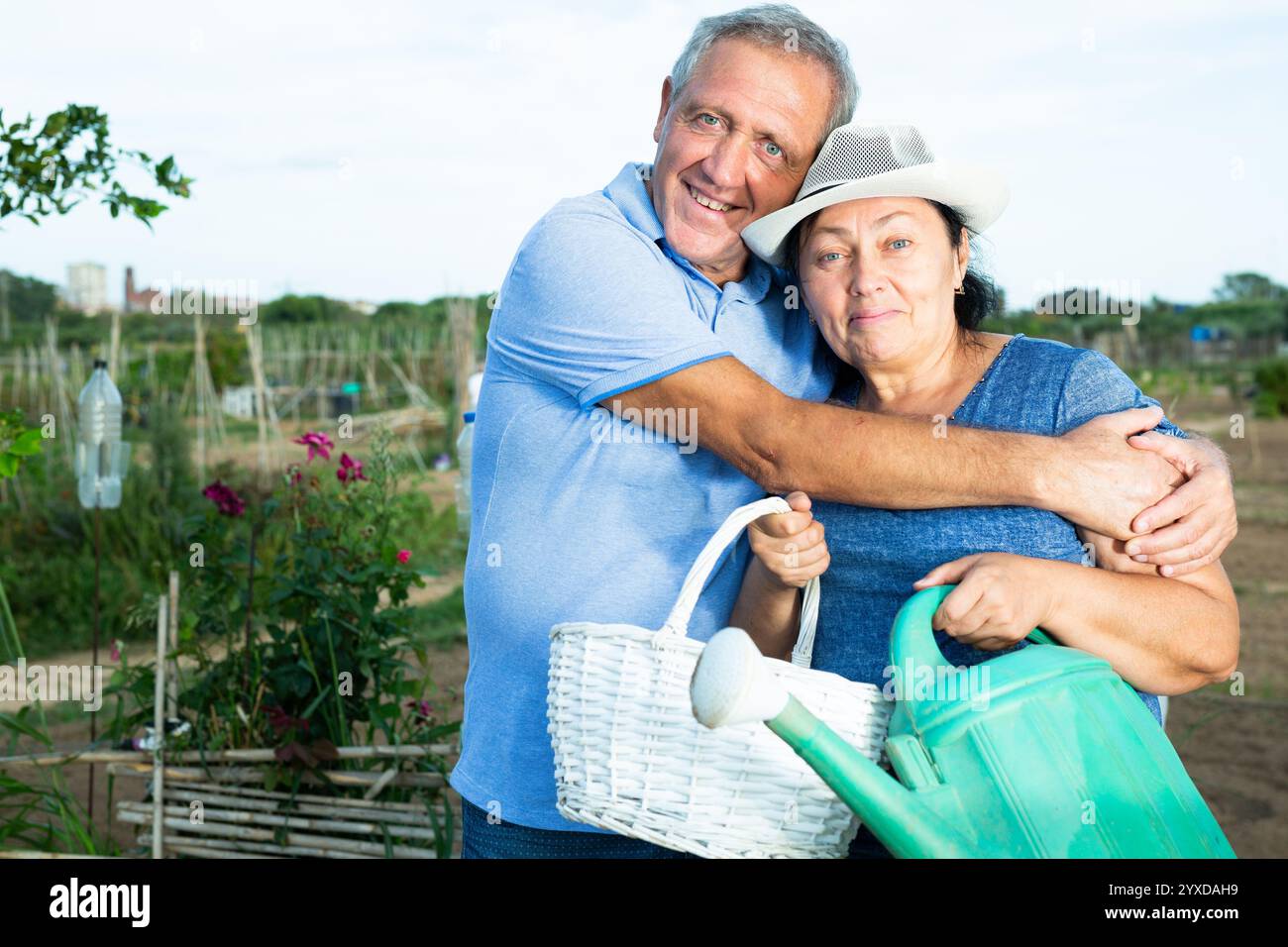 Female gardeners garden tools hi-res stock photography and images - Alamy