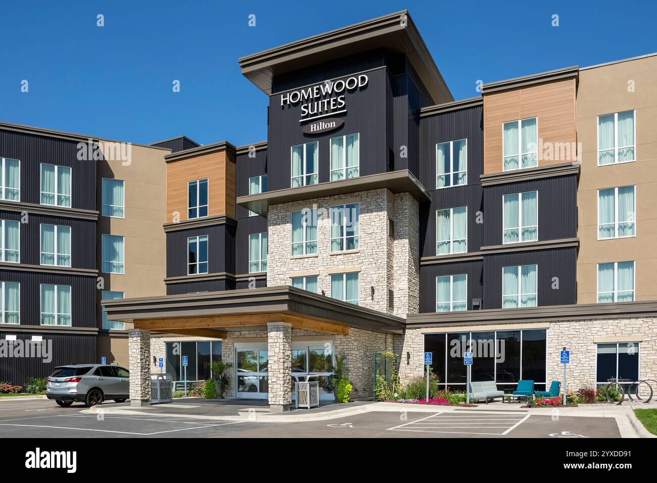 Exterior of hotel showing entrance canopy Stock Photo - Alamy