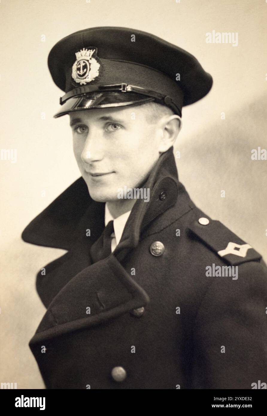 Royal navy sailor officer hi-res stock photography and images - Alamy