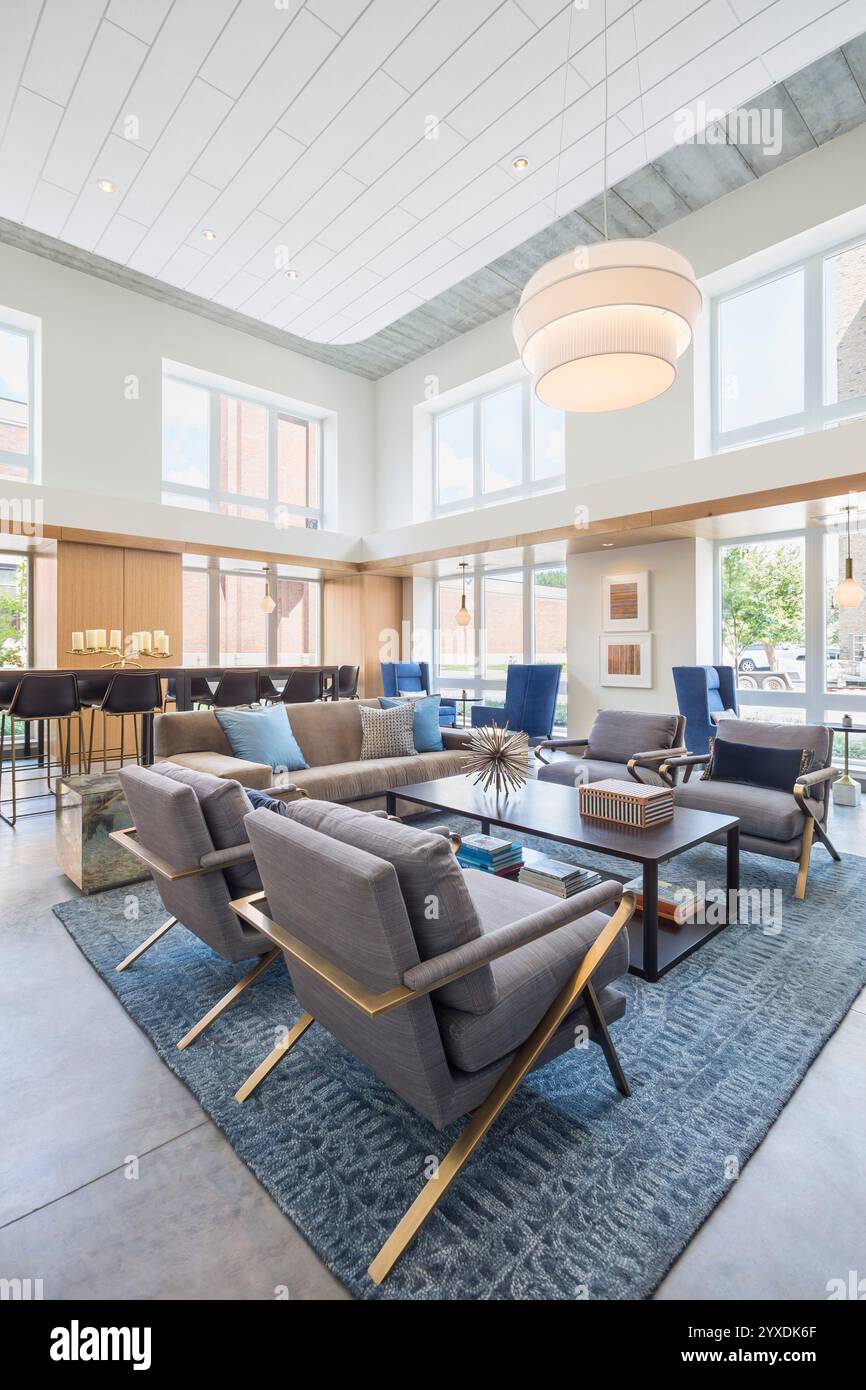 Two story lobby and seating area hi-res stock photography and images ...