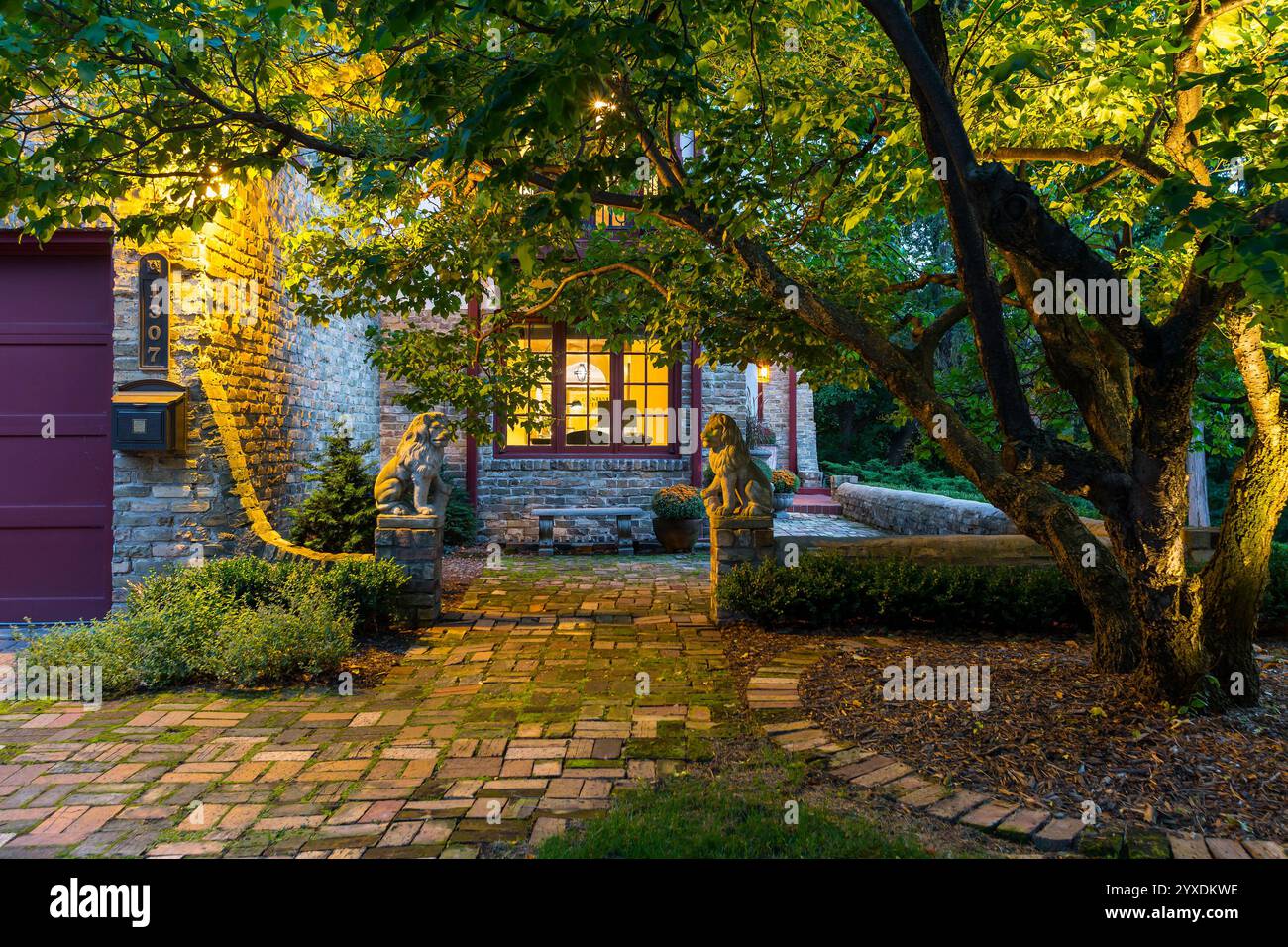 Stone lions guard entrance hi-res stock photography and images - Alamy