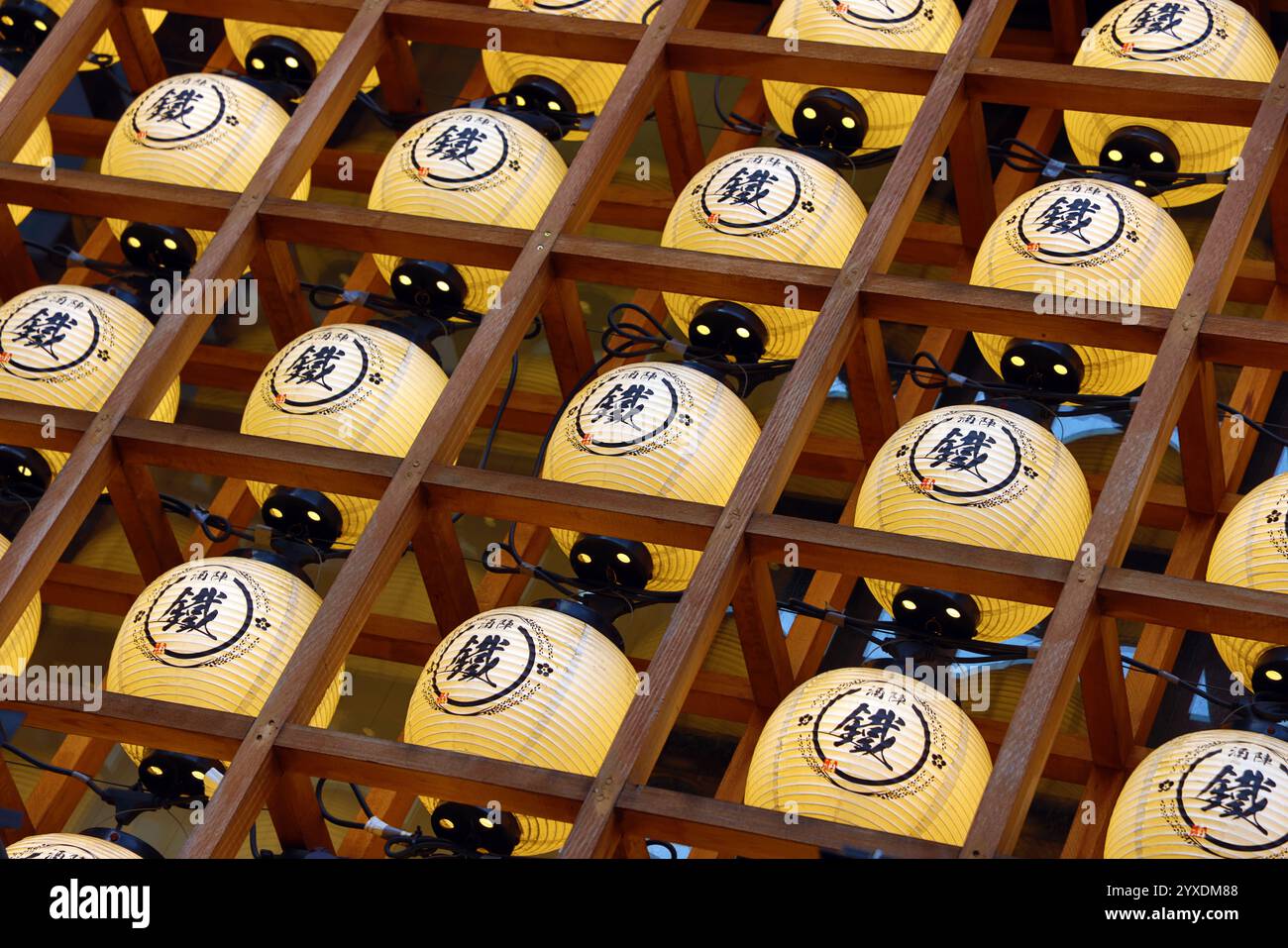 Traditional restaurant lanterns in West Shinjuku, Tokyo, Japan Stock ...