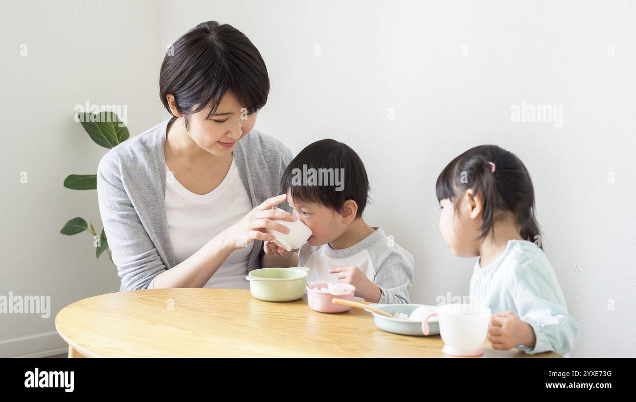 Woman eating child meal hi-res stock photography and images - Alamy