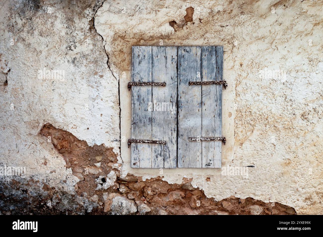Old house earthquake damage hi-res stock photography and images - Alamy