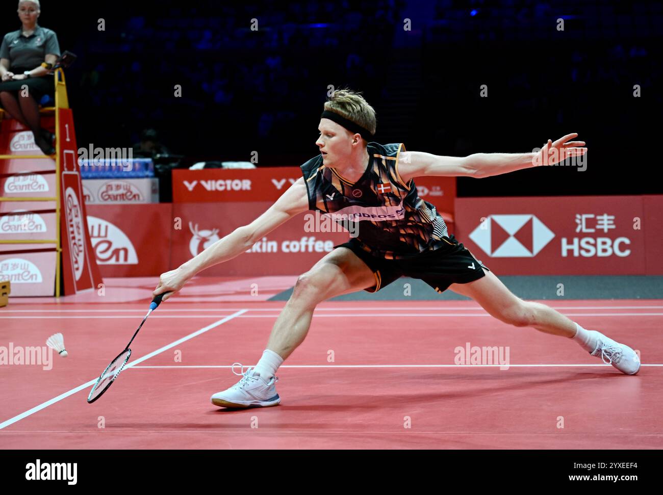 Chinese badminton player Shi Yuqi defeats Danish badminton player ...
