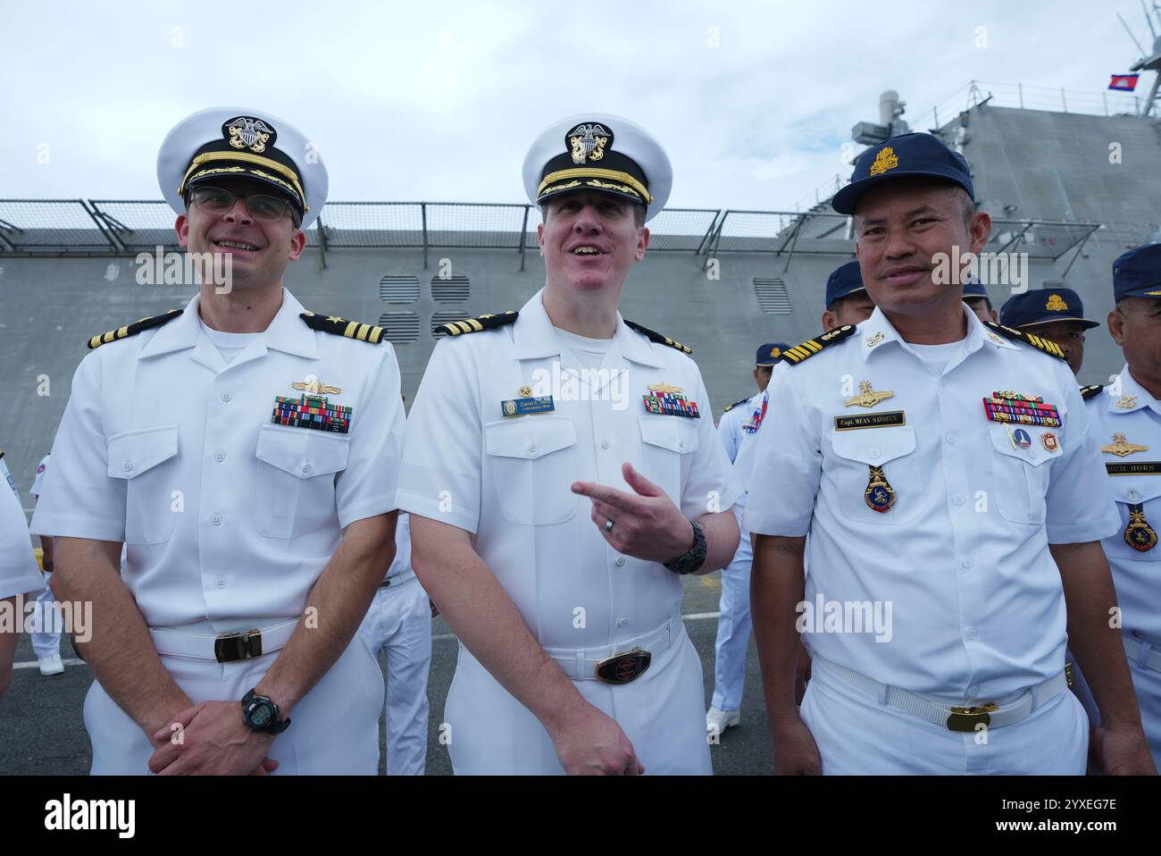 Daniel A. Sledz, center, commanding officer of USS Savannah, meets with ...
