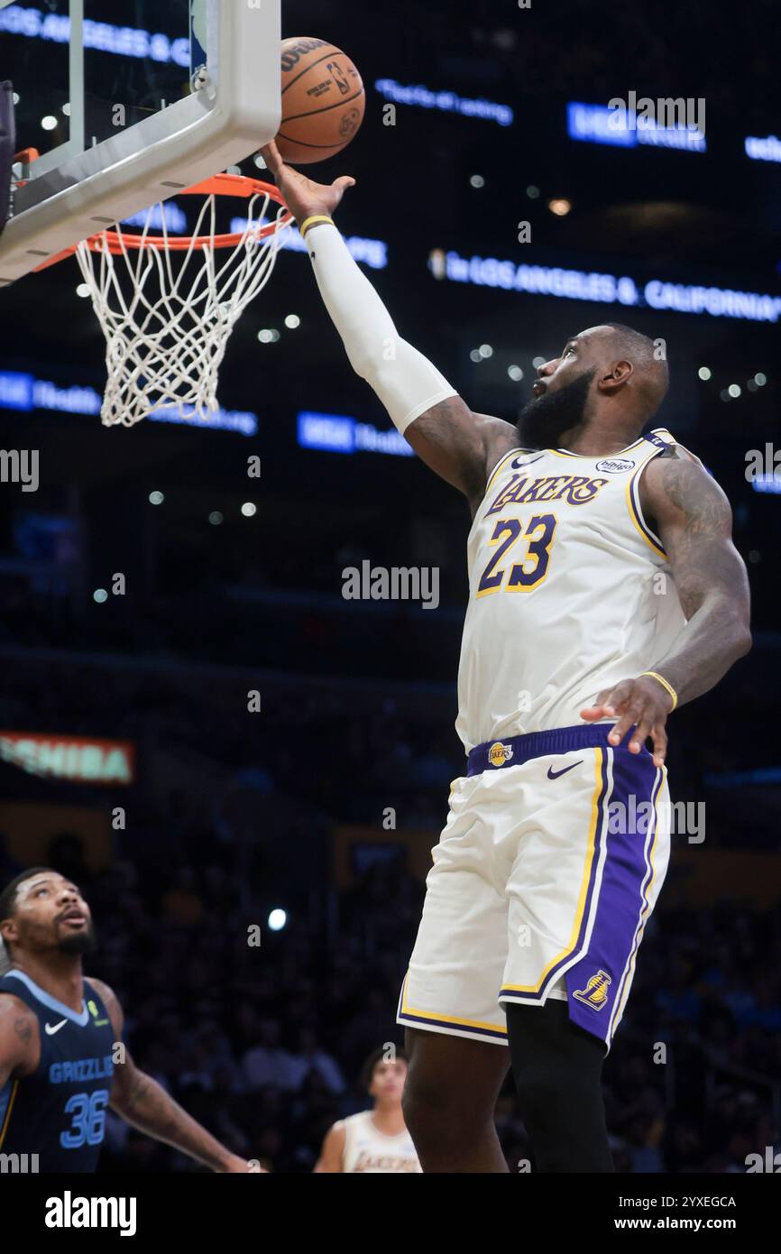 Los Angeles Lakers forward LeBron James (23) drives to the basket as ...