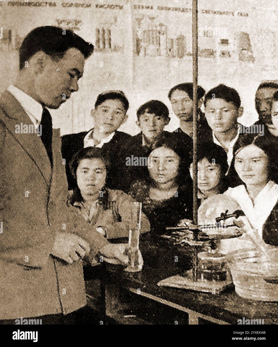 1940's - A science class in a Russian school. - 1940-е годы - Урок ...