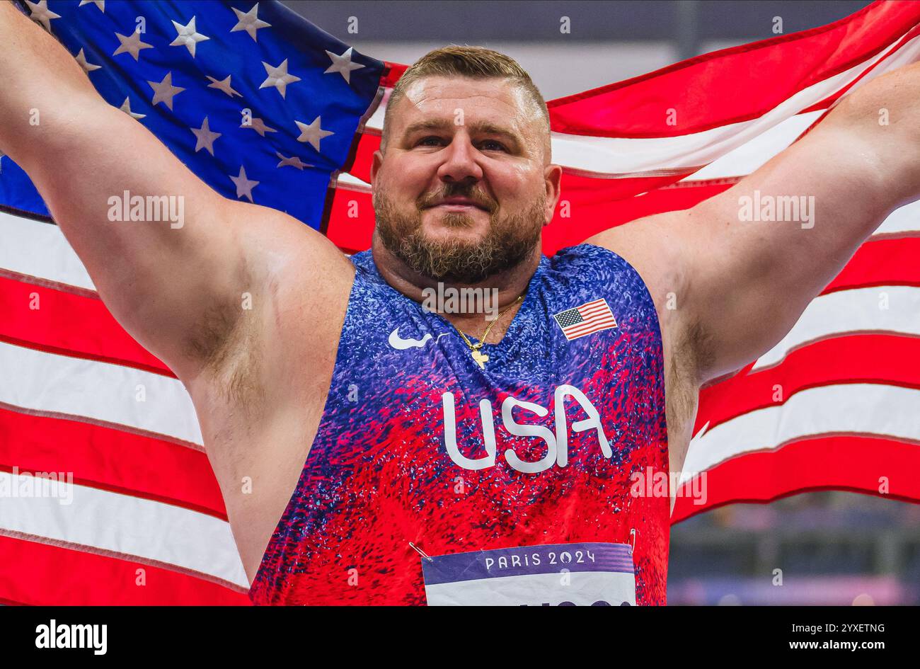 Joe Kovacs celebrating her medal with her country's flag at the Paris ...