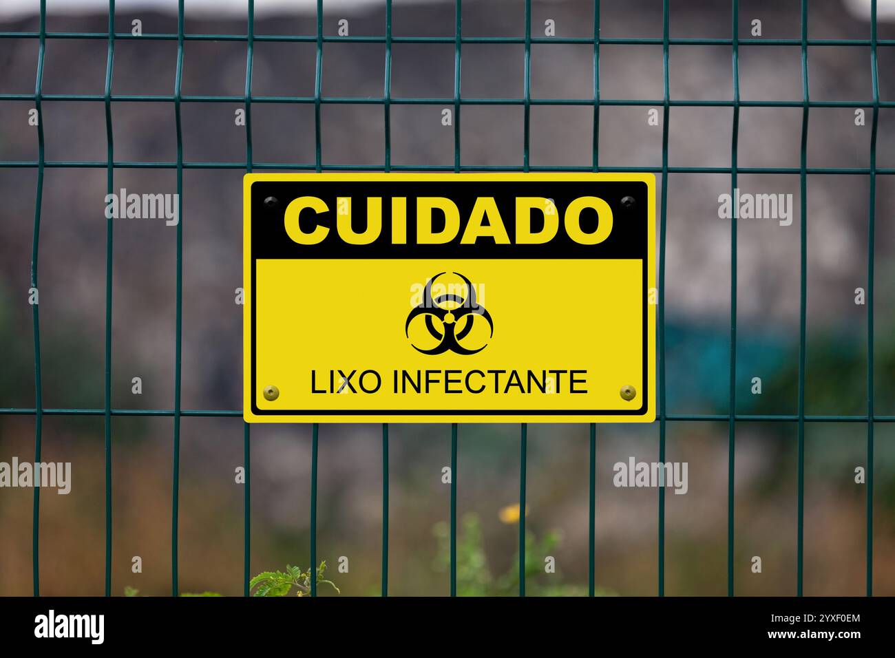 Yellow black cuidado sign hi-res stock photography and images - Alamy