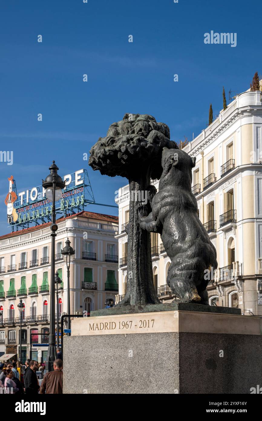 Statue of the Bear and the Strawberry Tree (El Oso y el Madrono ...