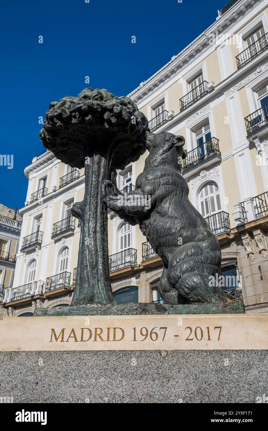 Statue of the Bear and the Strawberry Tree (El Oso y el Madrono ...