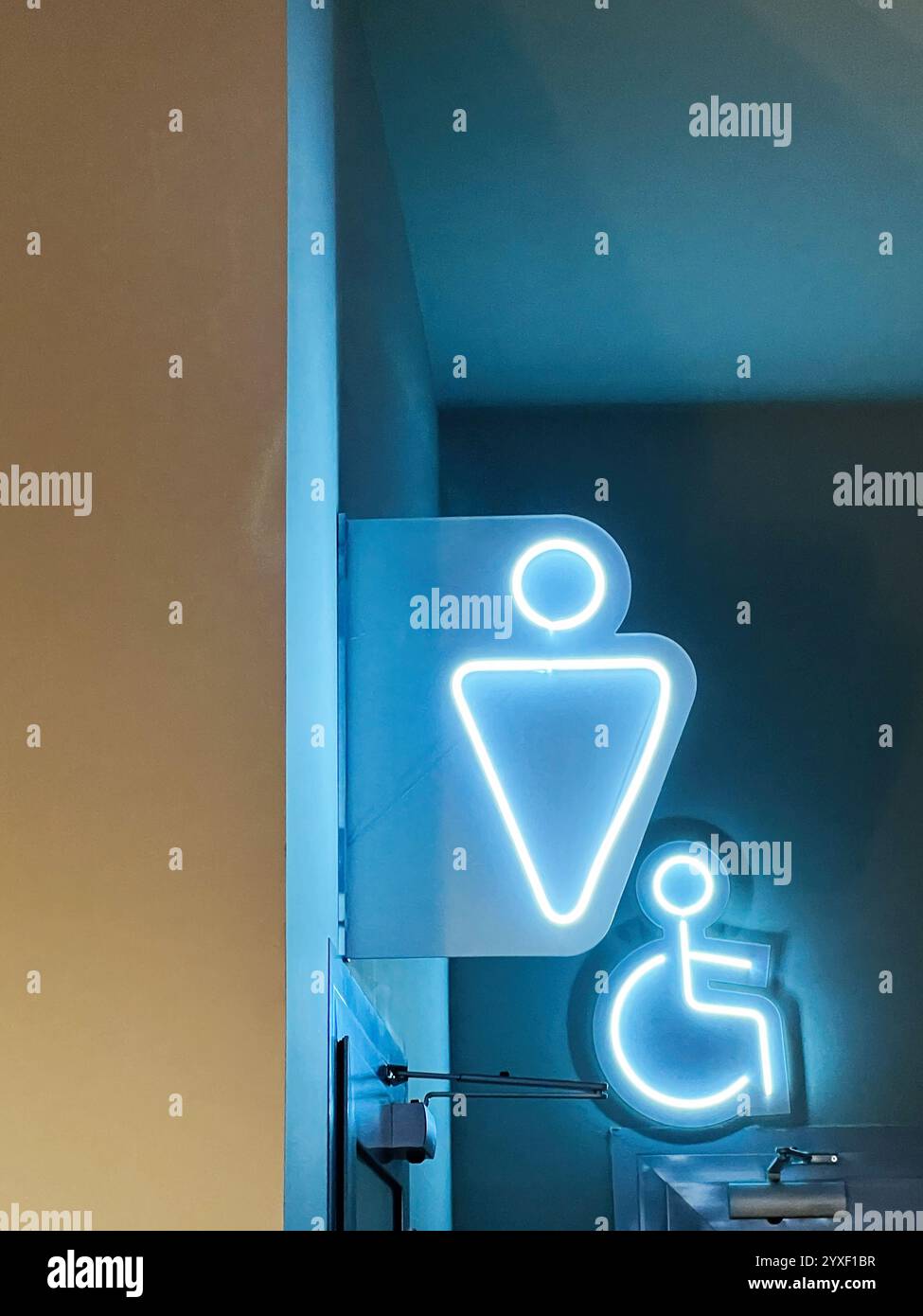 Elegant restroom signs hi-res stock photography and images - Alamy