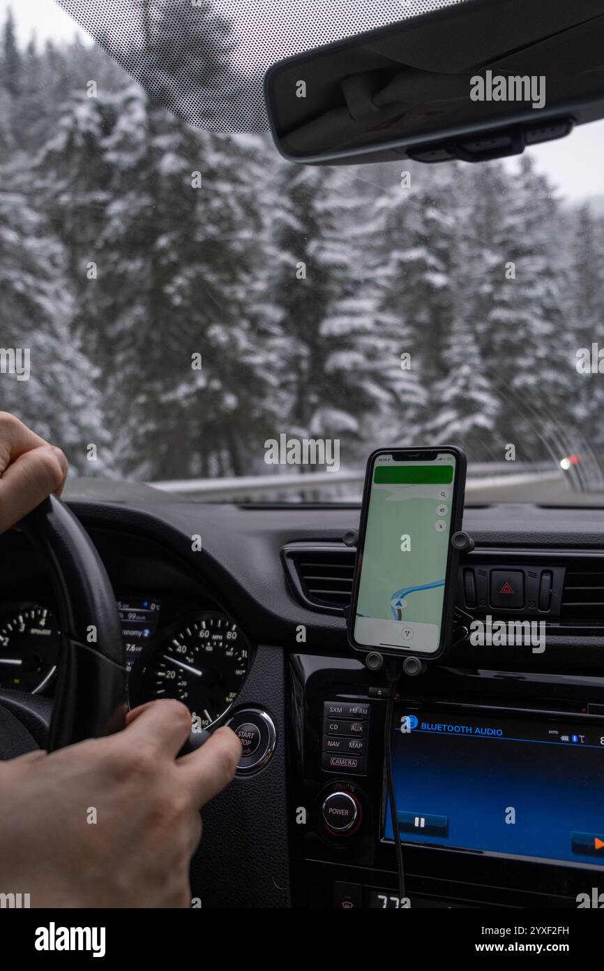 Car driving through high snow hi-res stock photography and images - Alamy