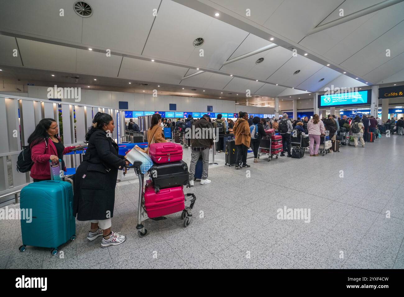 Gatwick, UK. 16 December 2024 Passengers at Gatwick airport south ...