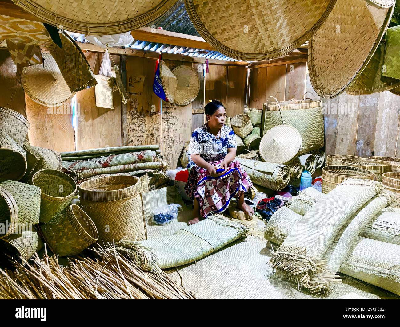 Traditional market in tana toraja hi-res stock photography and images ...