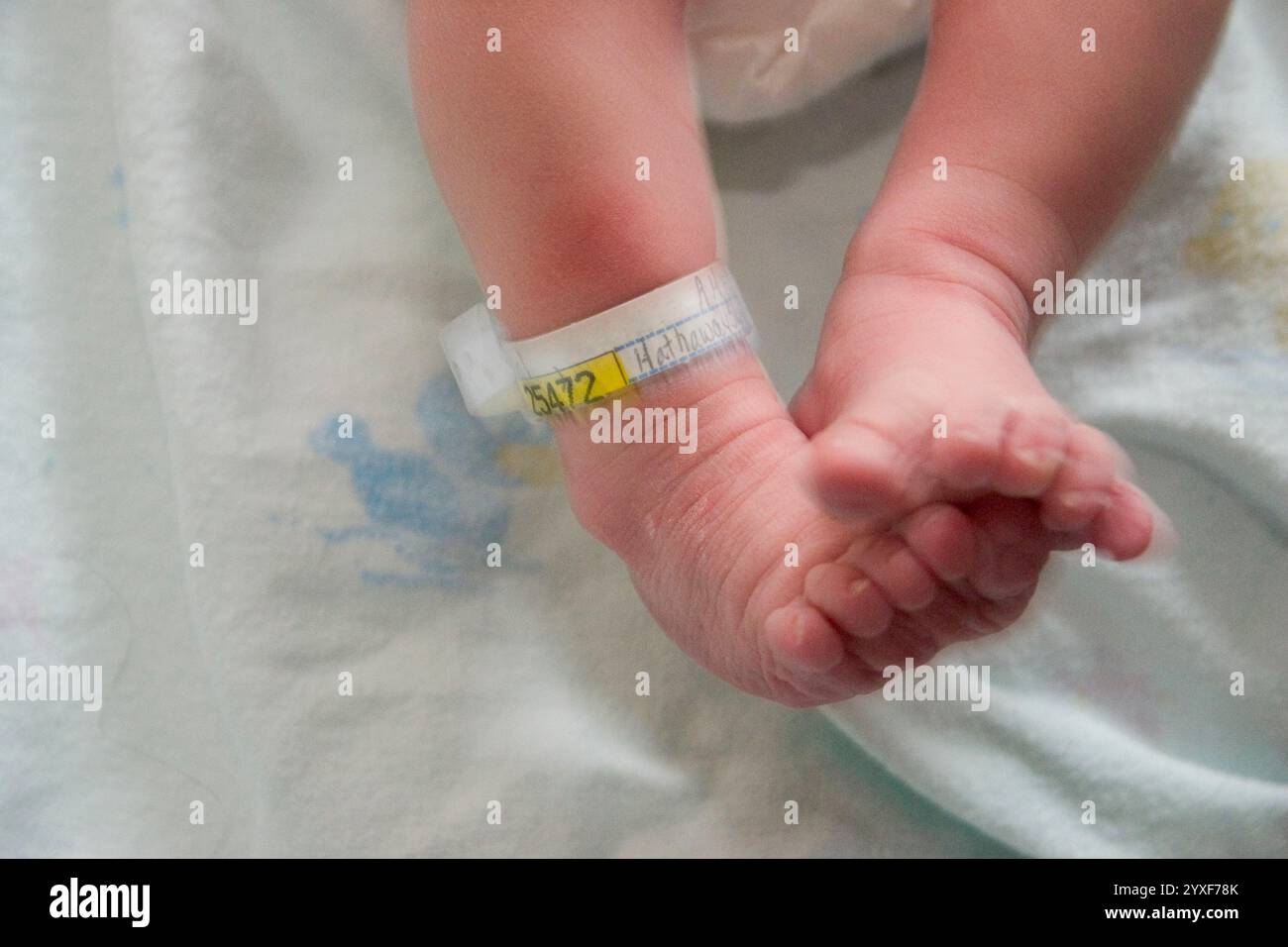 Newborn baby feet Stock Photo - Alamy