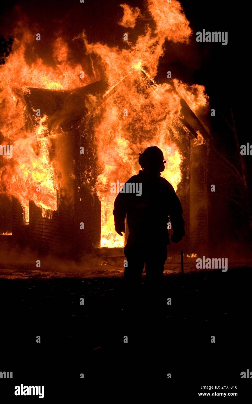 Fire burning house hi-res stock photography and images - Alamy