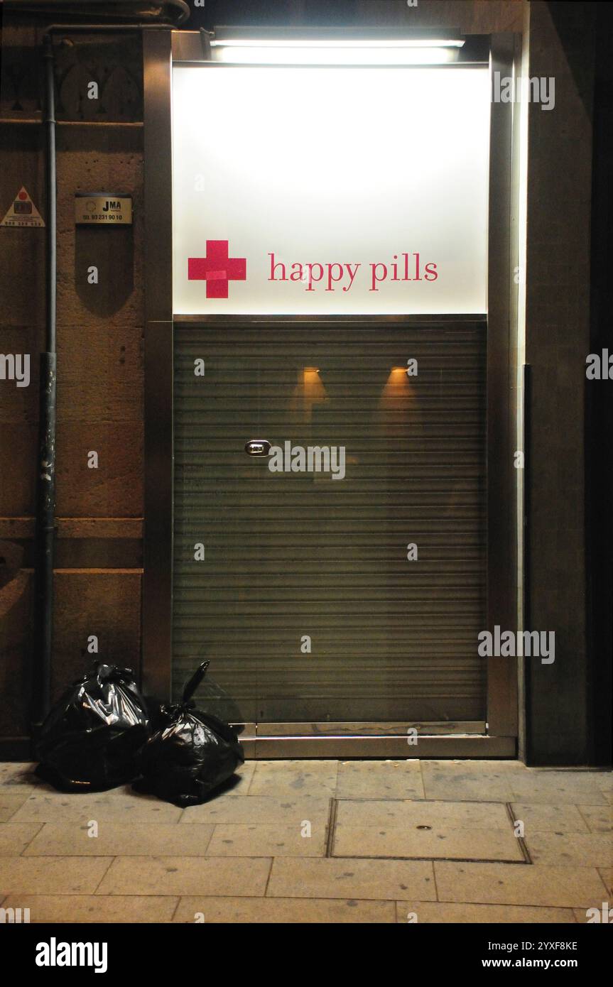 Closed shop night hi-res stock photography and images - Alamy