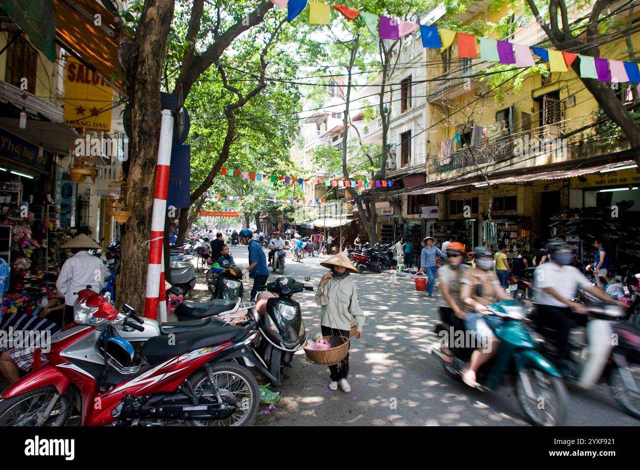 Busy streets of Hanoi, Vietnam's Old Quarter Stock Photo - Alamy