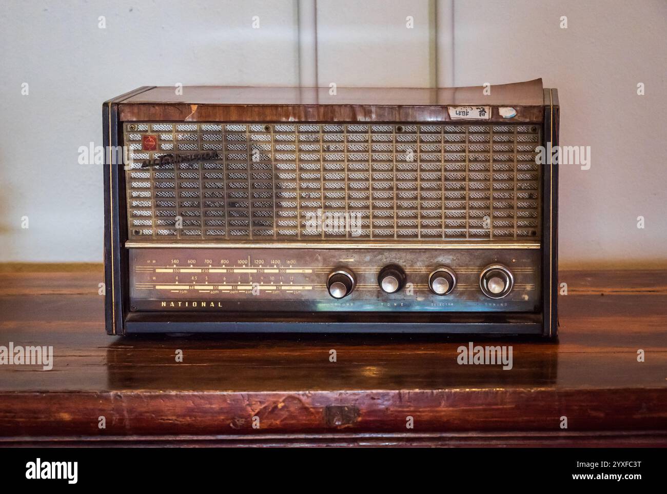 Old classic antique vintage radio on wooden table Stock Photo - Alamy