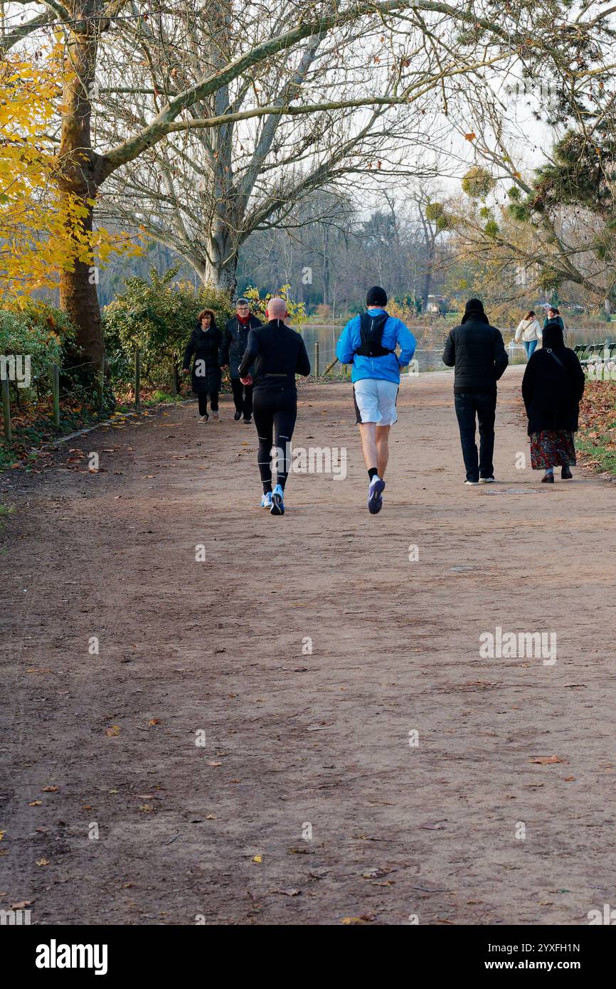 Jogging paris park hi-res stock photography and images - Alamy