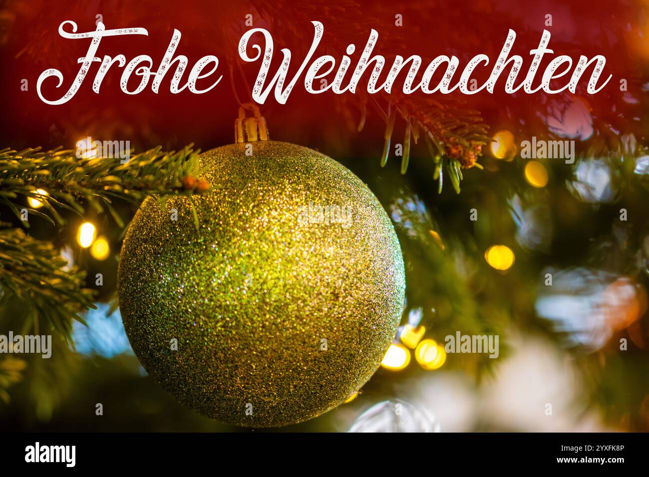 Weihnachtsgrüße: Nahaufnahme von einem Weihnachtsbaum mit Text FROHE ...