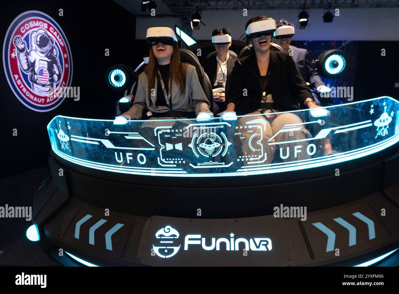 Bangkok, Thailand. 16th Nov, 2024. Visitors experience the virtual ...