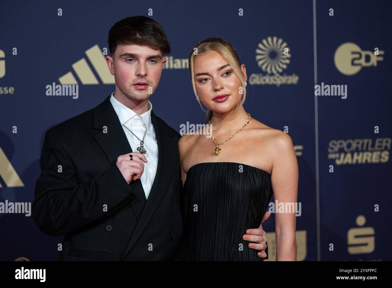 Mike Singer (Saenger / Musiker) mit Freundin Sophie Lilian Marstatt ...