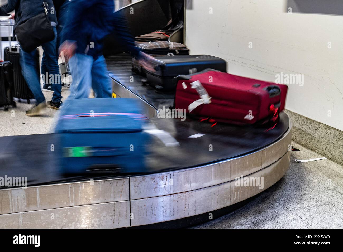 Baggage collection band at the airport Stock Photo - Alamy